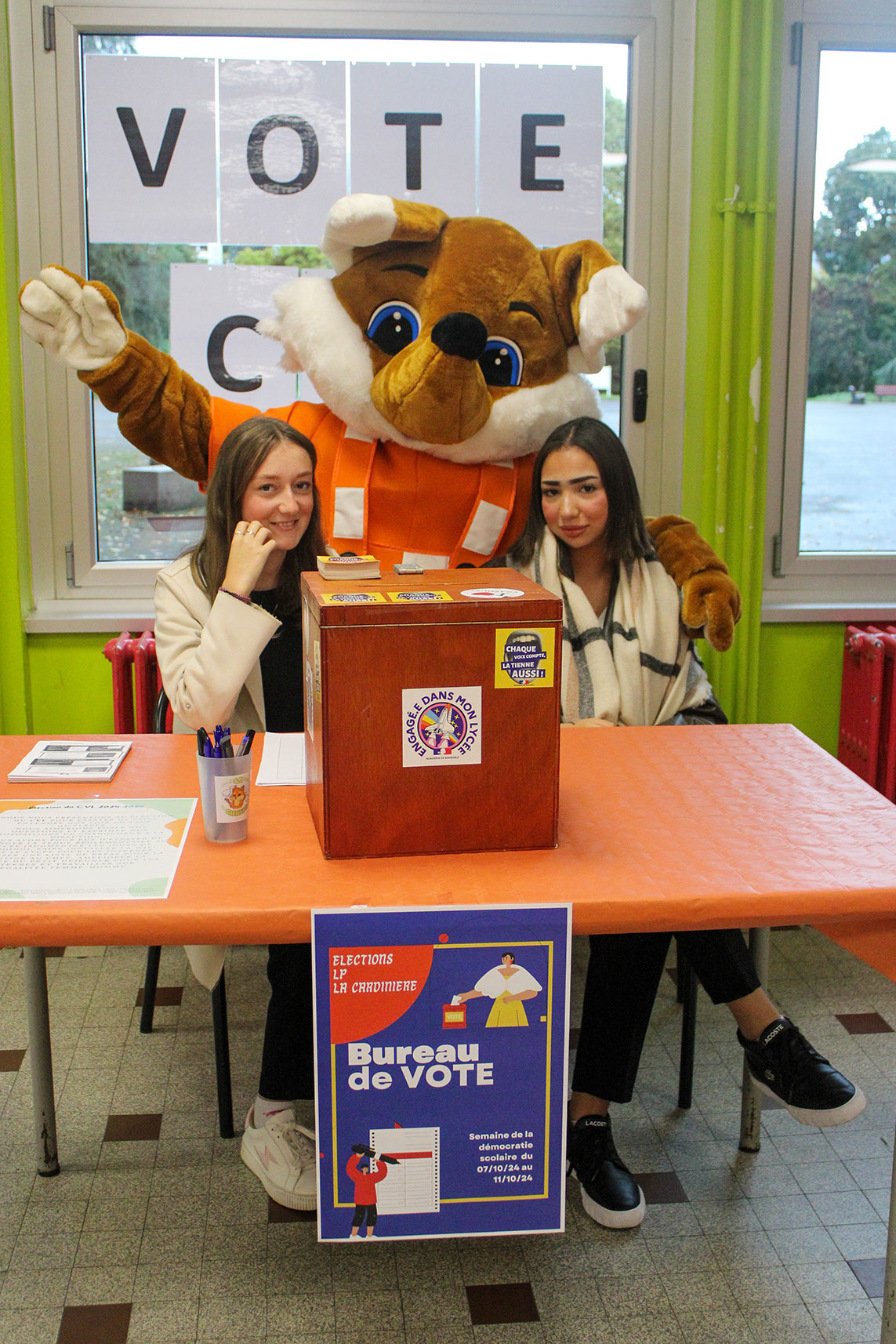 Semaine de la démocratie scolaire : bureaux ambulants, mascotte … bienvenue chers électeurs ...
